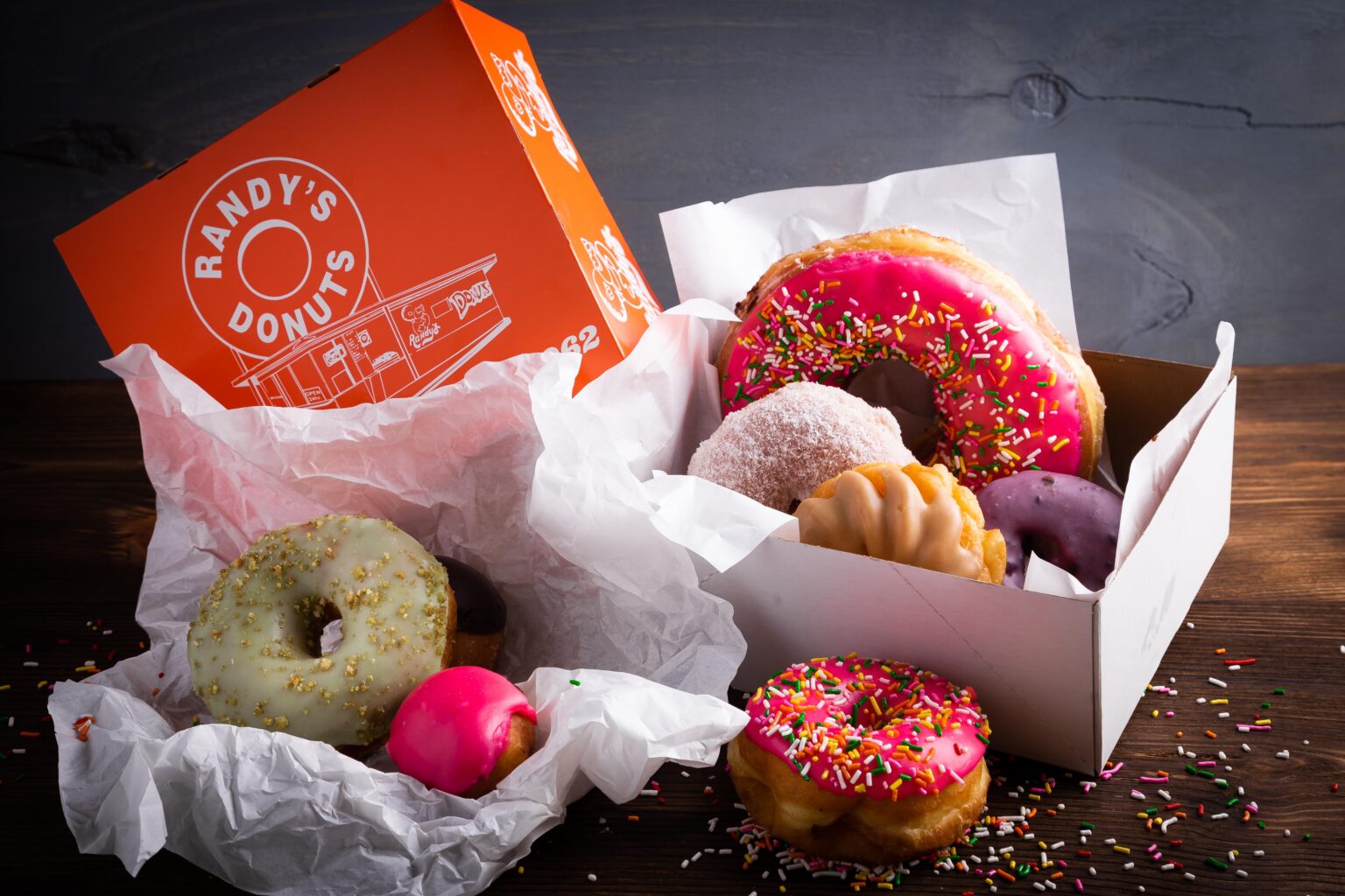 【衝撃速報】LAのレジェンドドーナツ店「ランディーズドーナツ」（Randy’s Donuts）が2025年、ついに日本上陸！沖縄にしかない ...